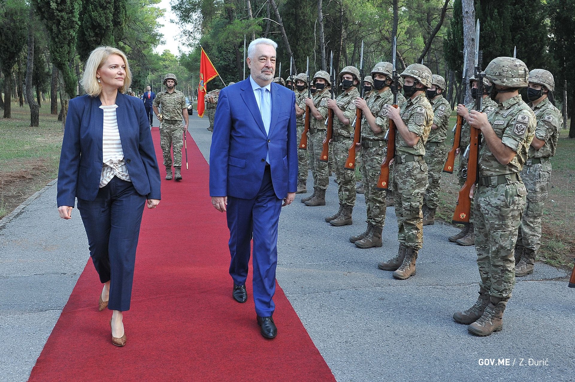Premijer Krivokapić u susret Danu Vojske obišao vojni aerodrom „Knjaz ...