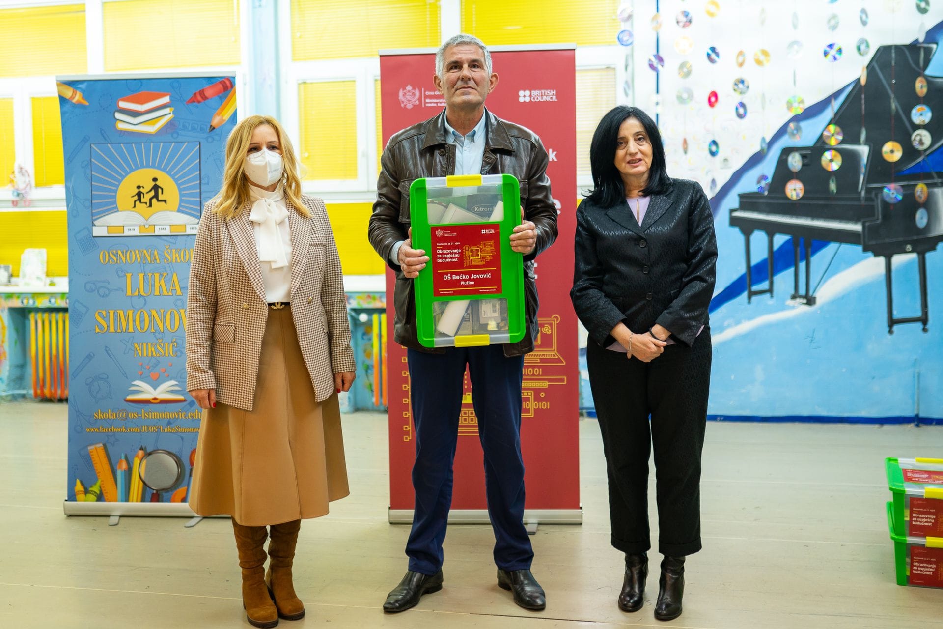 U OŠ „Luka Simonović“ upriličeno svečano uručivanje opreme za mikrobit ...