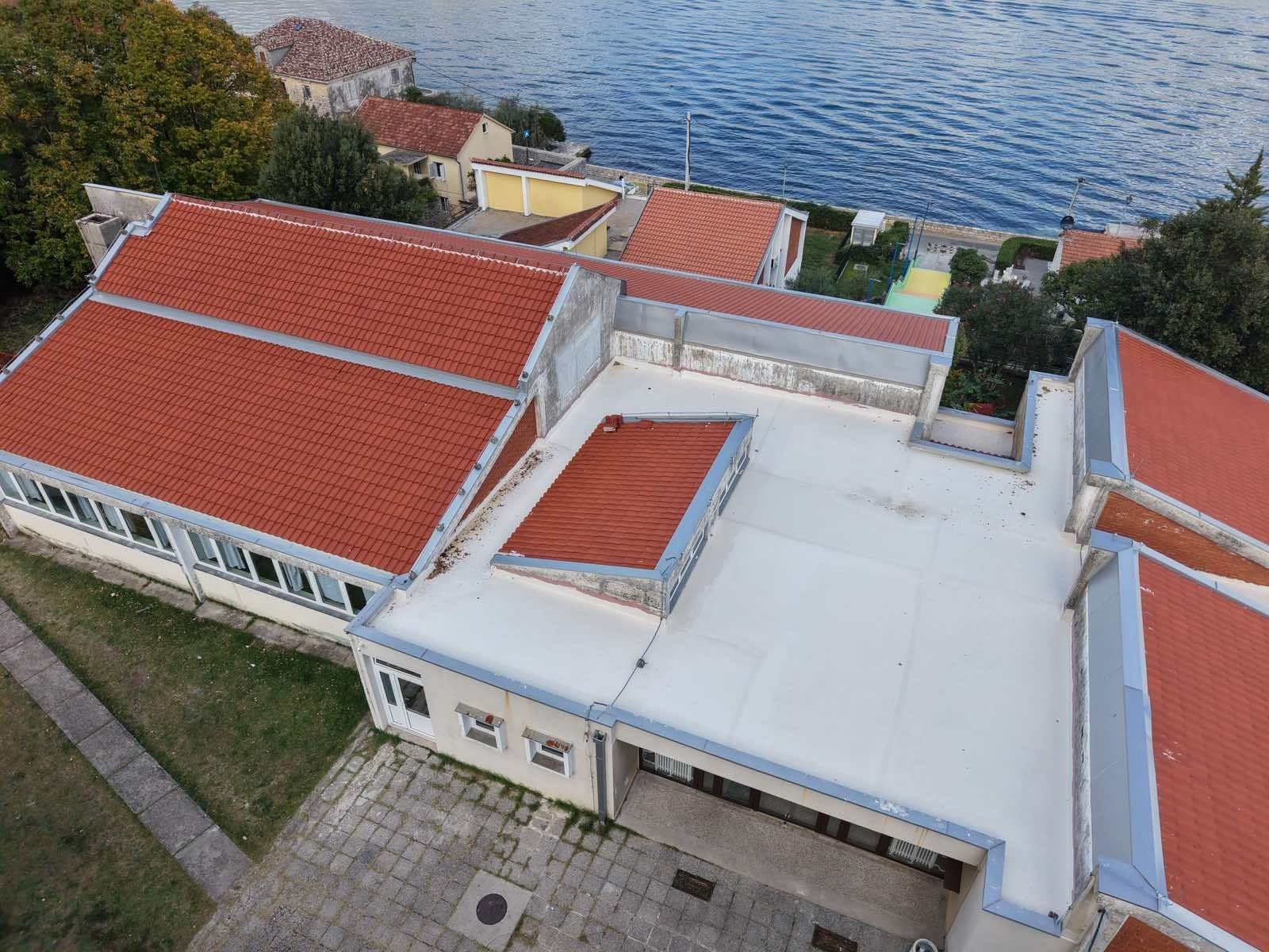 Završeni su radovi na rekonstrukciji krova na JU OŠ ,,Ivo Visin"