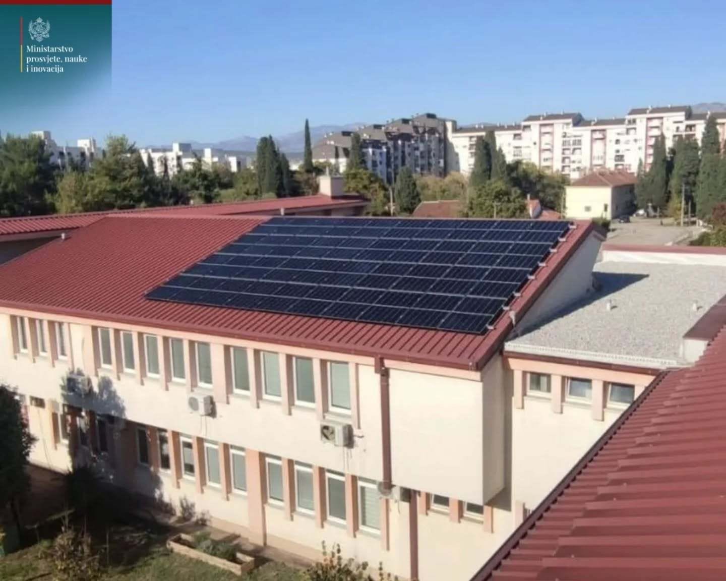Postavljeni solarni paneli na krovu OŠ ,,Oktoih"
